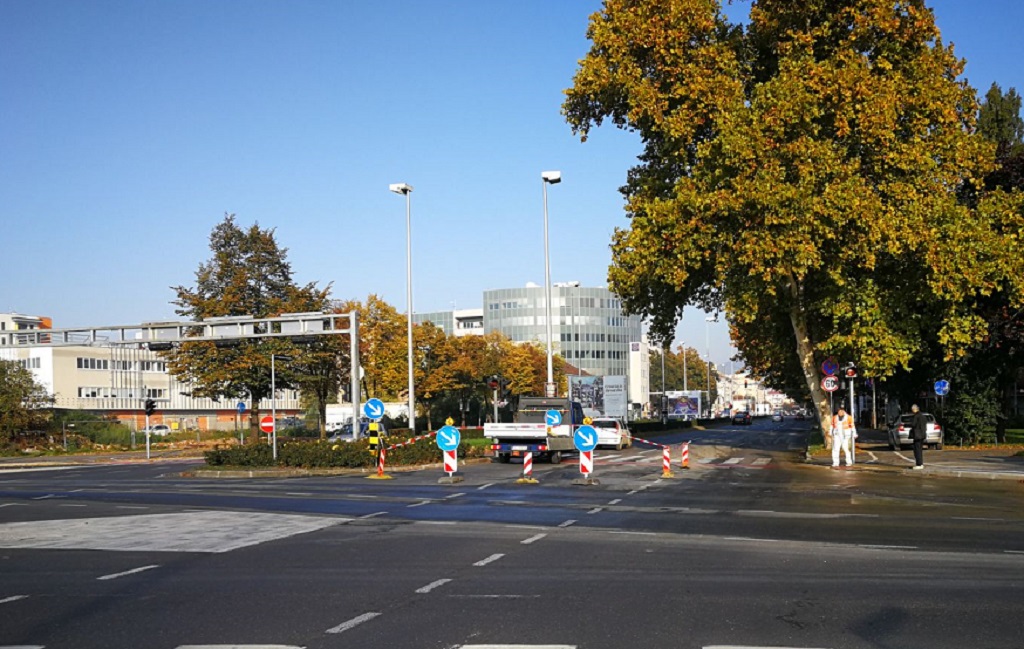 Jutarnji list - FOTO: ZBOG PUKNUĆA CJEVOVODA POTOPLJEN DIO HEINZELOVE ULICE U ZAGREBU Promet na ...